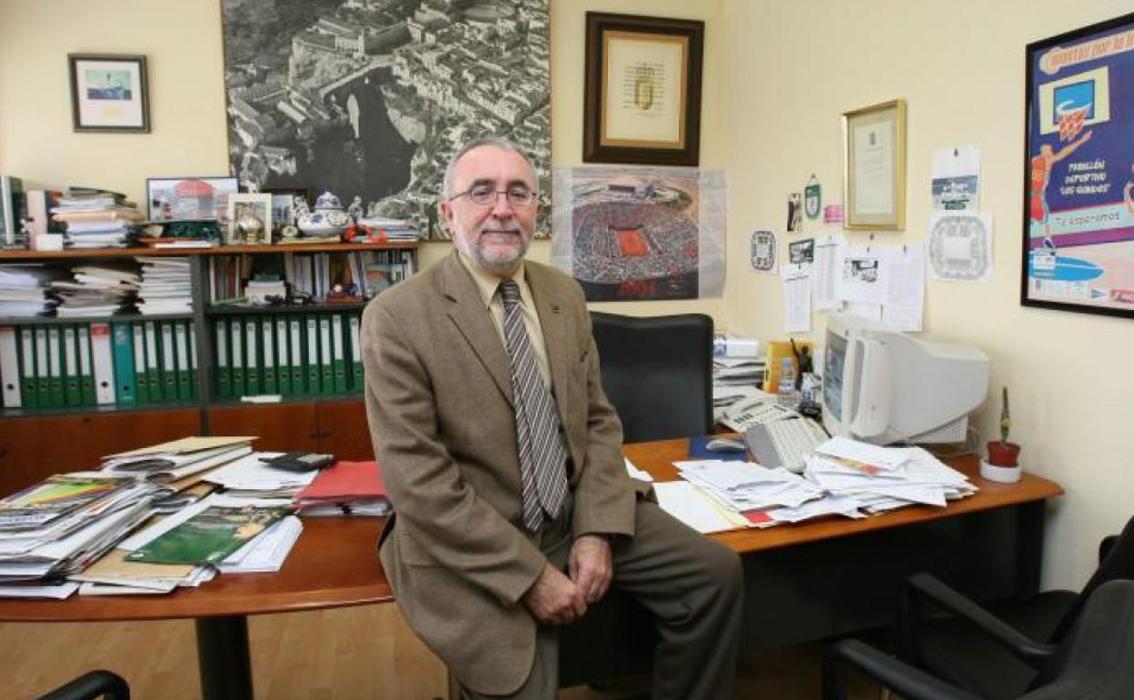 El Unicaja concede la insignia de oro a Rafael Jiménez, histórico gerente del club | Diario Sur